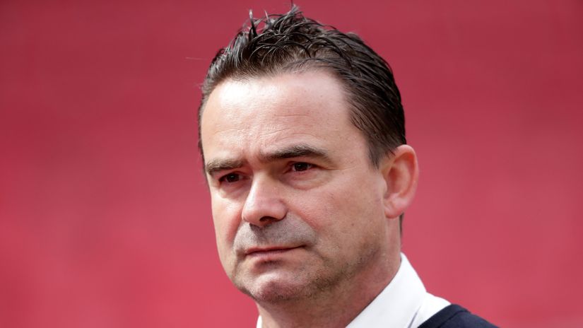 Shock in Amsterdam: Overmars leaves Ajax due to inappropriate messages ...