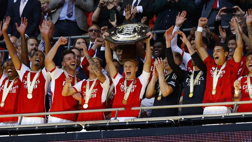 Arsenal seen practicing trophy ceremony::Comments | MozzartSportKe