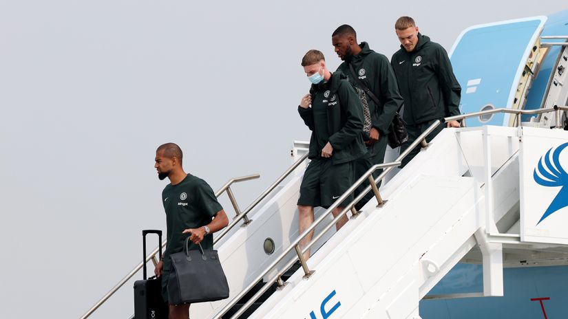 Why does Cole Palmer wear a mask when getting off the plane ...